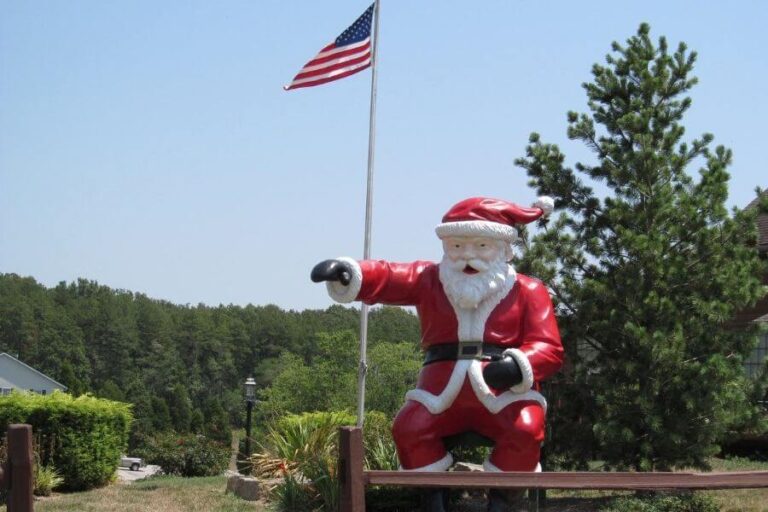 27 Quirky & Unique Small Towns In The U.S. That Are Too Weird For Words