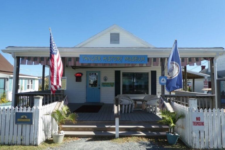 27 Quirky & Unique Small Towns In The U.S. That Are Too Weird For Words