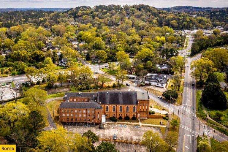 12 Small Towns In Georgia That Look Like A Hallmark Movie